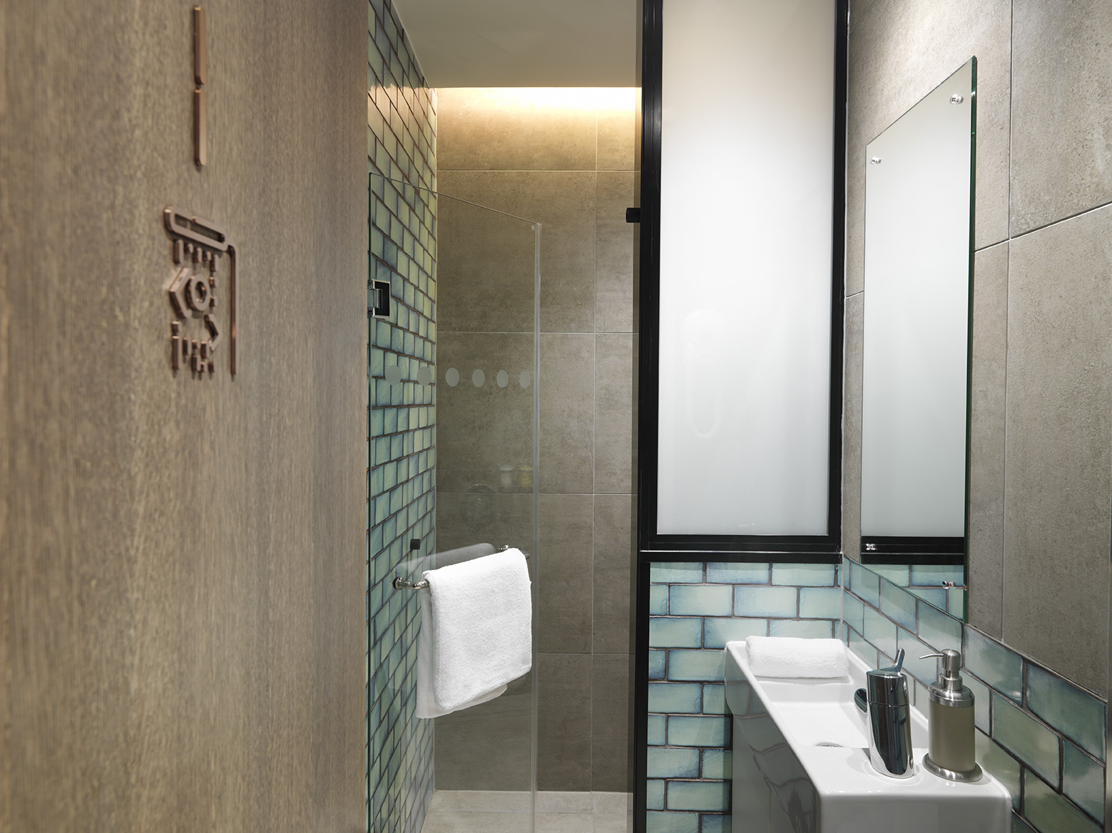 TheDesignAir –PPL- LHR T2 Arrival – Shower Room